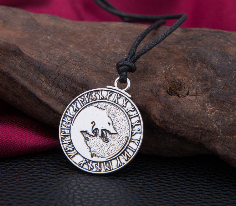 Runic Wolf Pendant – Norsekers